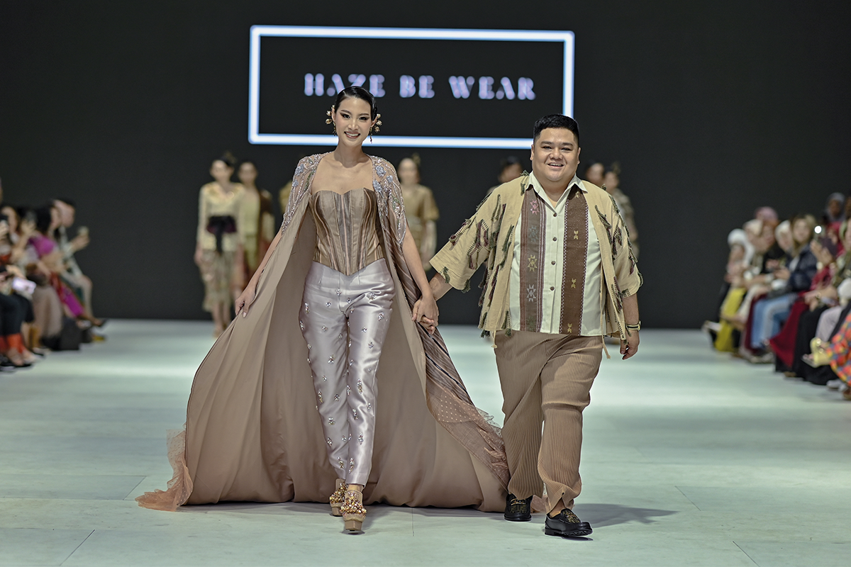 Cerita Magis Kain Ulos dalam Fashion Show Jakarta Fashion Week 2024